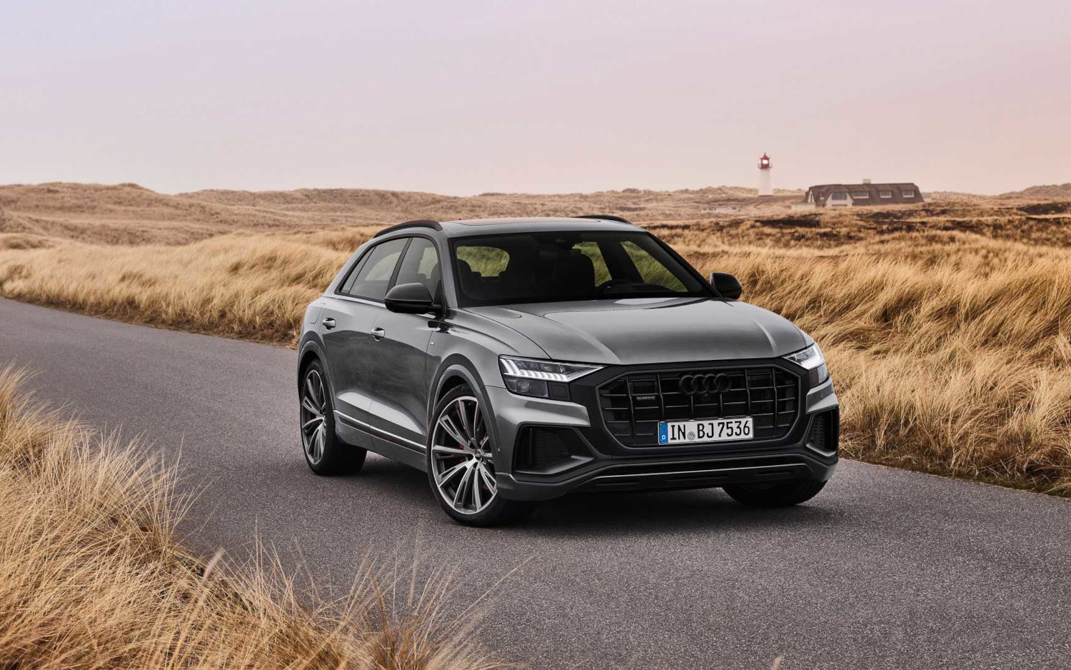 Comparison - Audi RS Q8 TFSI 2022 - vs - Audi Q8 competition plus 2022 | SUV Drive